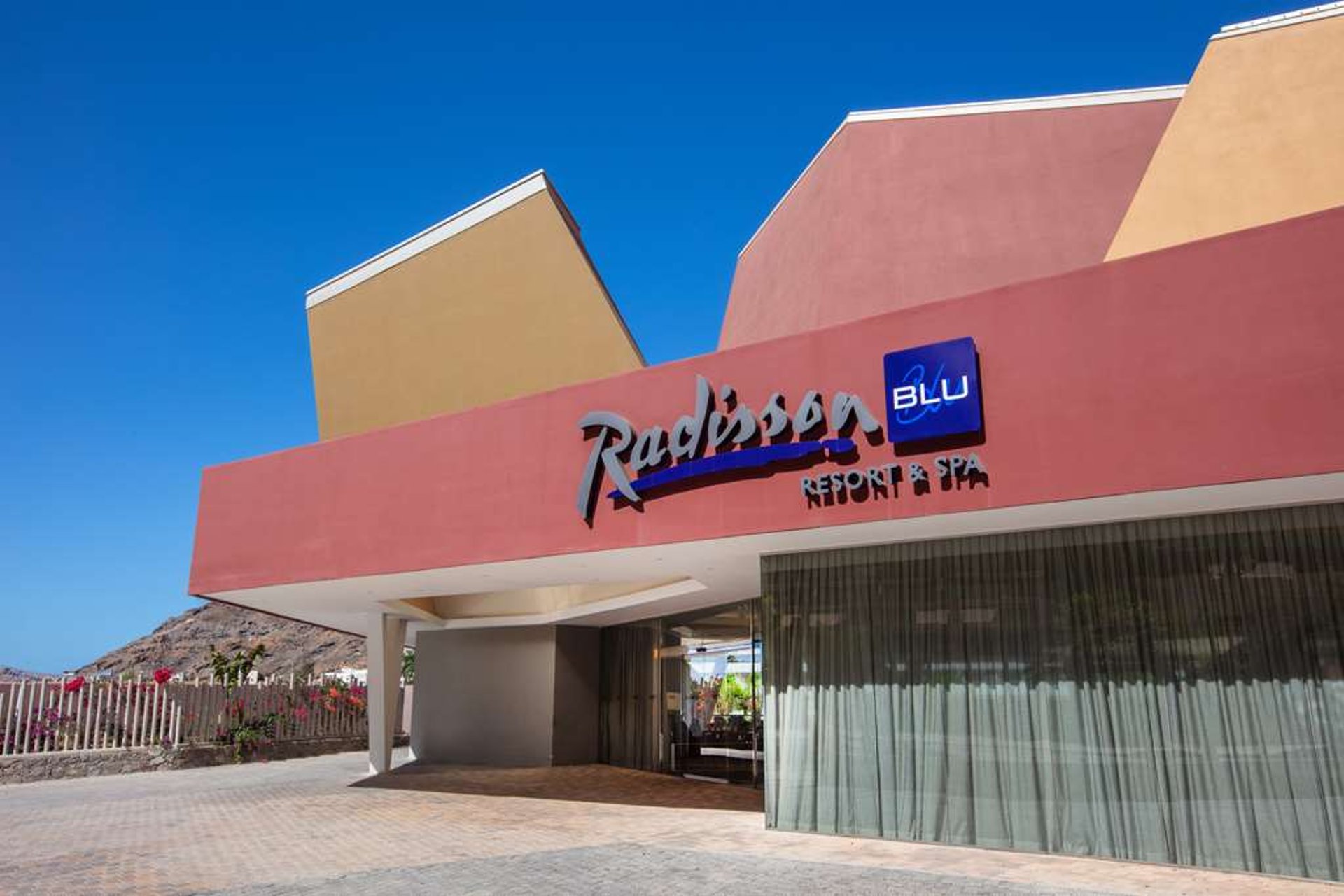 RADISSON BLU MOGAN - Hotel in Lomo Quiebre, Spain | The Vendry