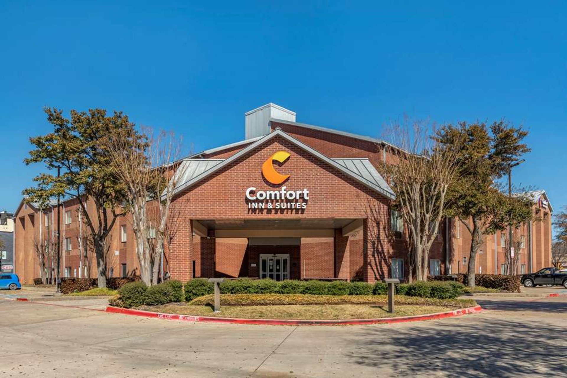 COMFORT INN AND SUITES NORTH DALLAS - Hotel in Dallas, TX | The Vendry