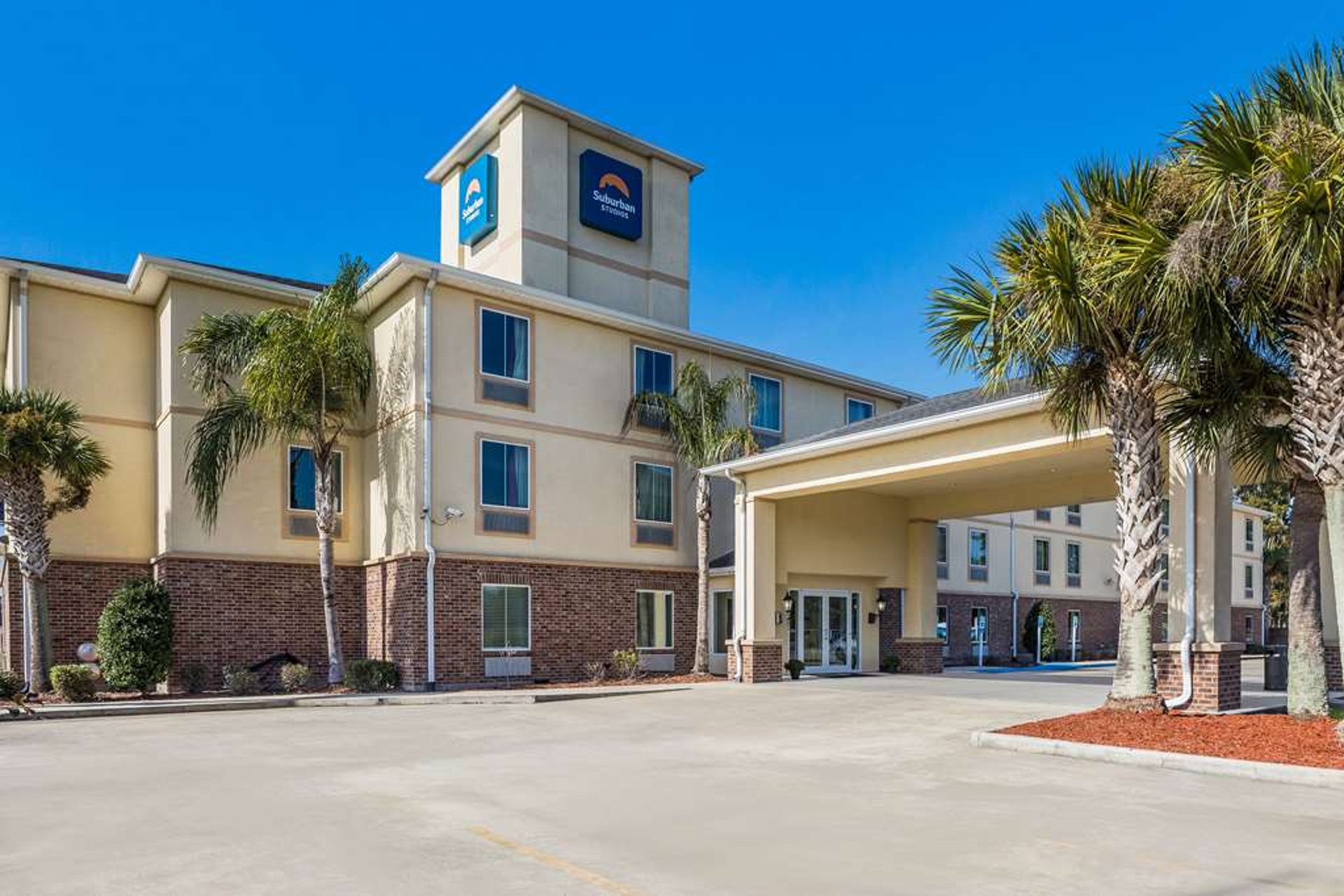 SUBURBAN STUDIOS BERWICK - MORGAN C - Hotel in Berwick, LA | The Vendry