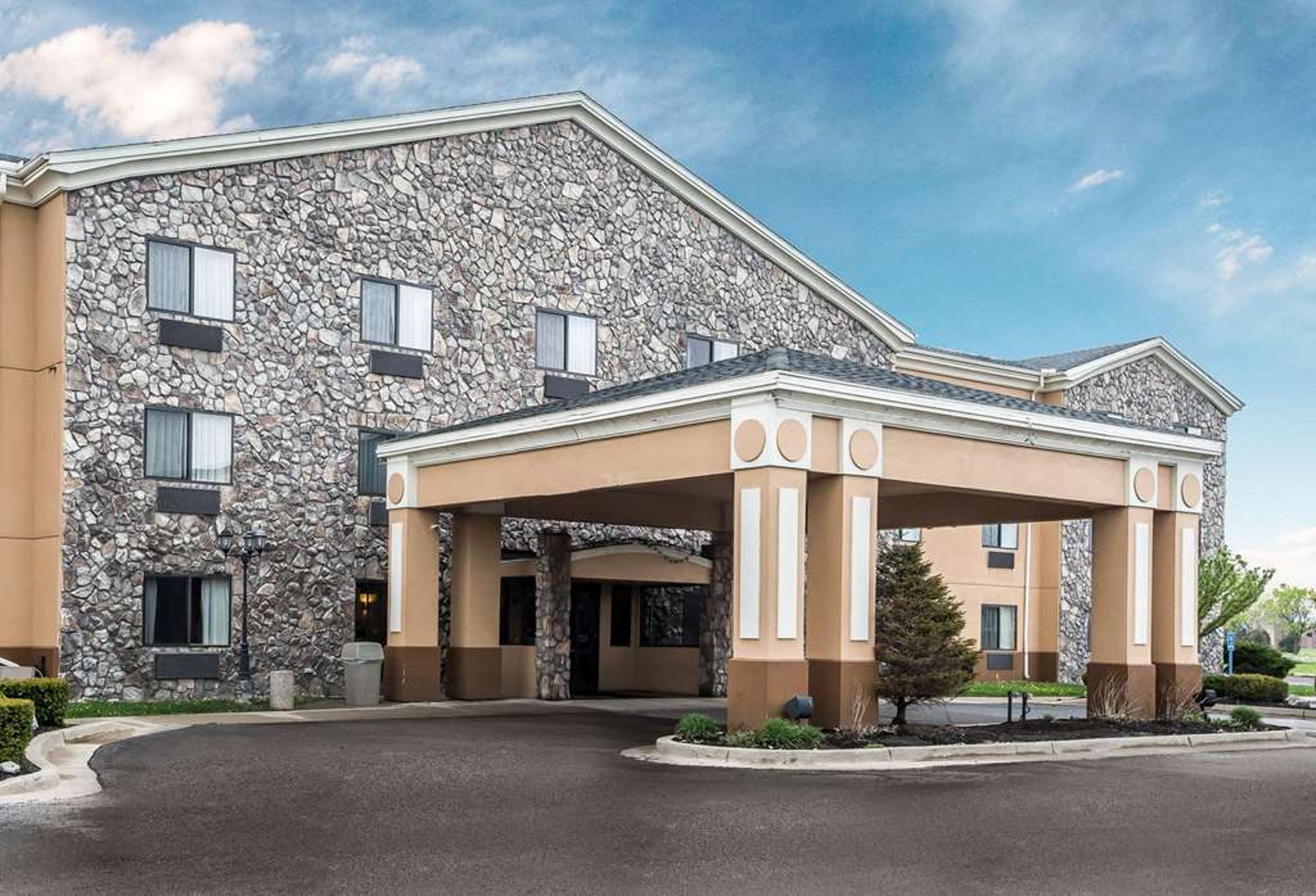 ECONO LODGE INN AND SUITES - Hotel in Monroe, MI | The Vendry