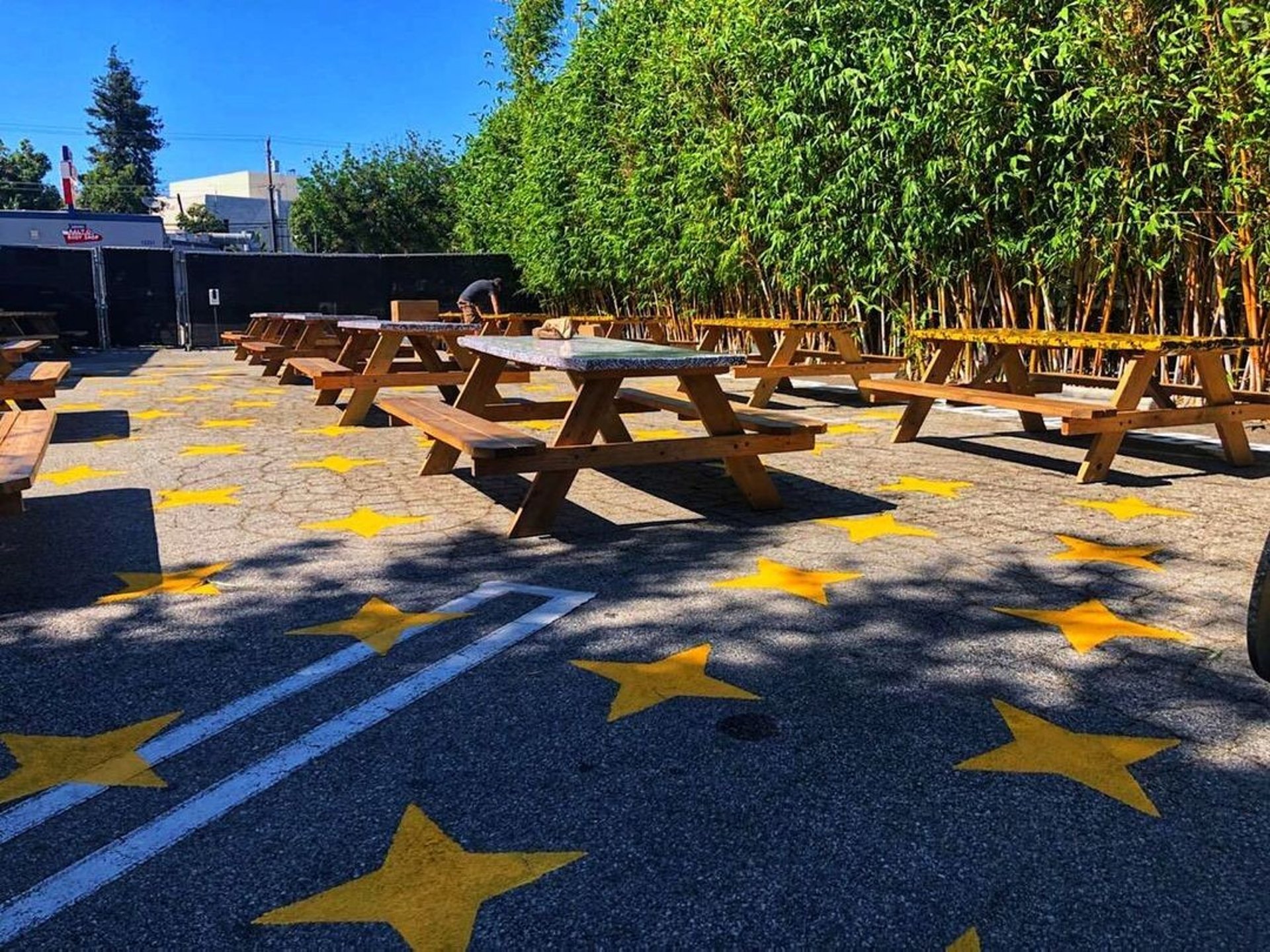 Outdoor Patio at Alibi Room - Bar / Club in in Los Angeles, CA | The Vendry