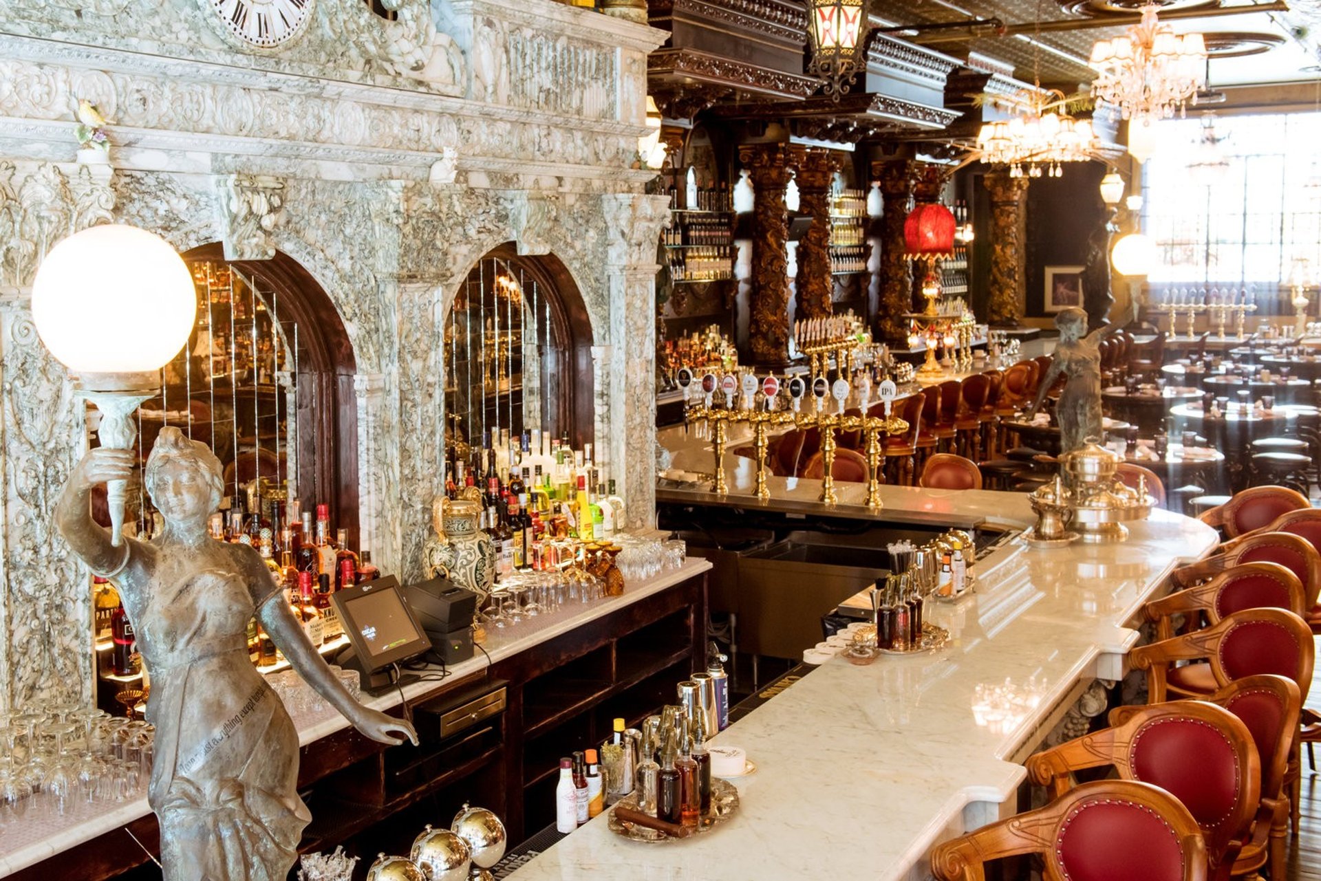 New York City's Longest Bar at Oscar Wilde - Bar / Club in in New York ...