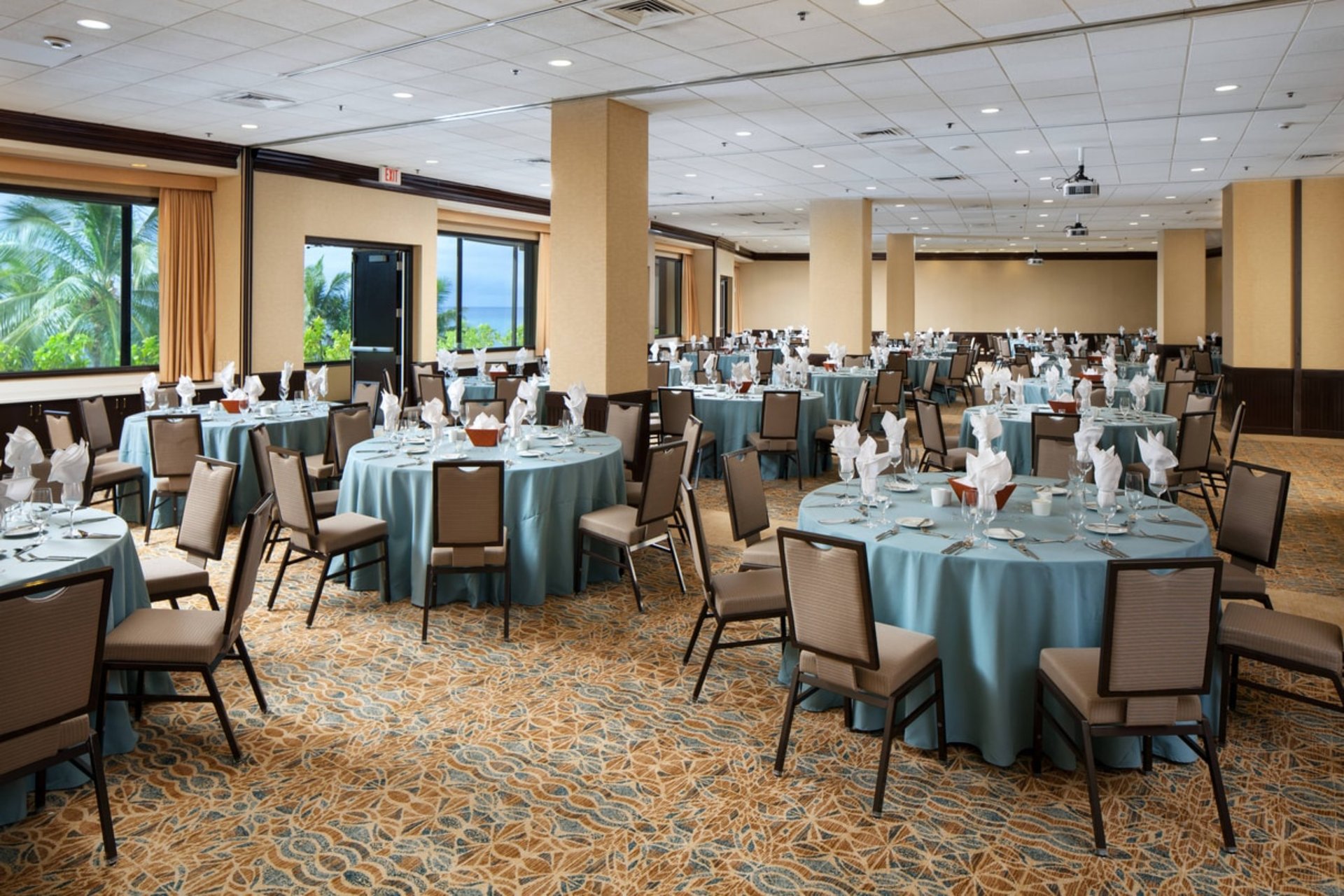 Honolulu Room at Sheraton Waikiki - Hotel in in Honolulu, HI | The Vendry