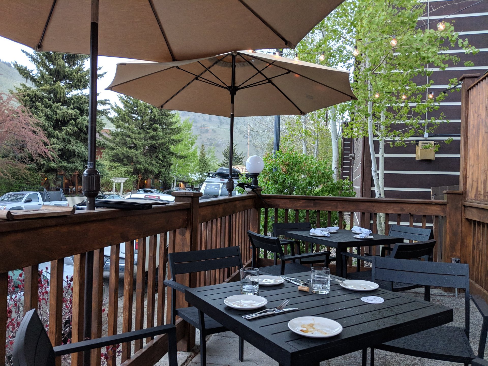 Patio at Omni Tempe Hotel at ASU - Hotel in in Tempe, AZ | The Vendry