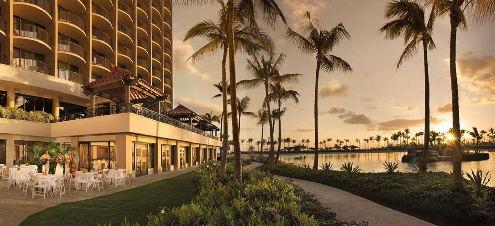 Rainbow Patio at Hilton Hawaiian Village Waikiki Beach Resort - Hotel ...