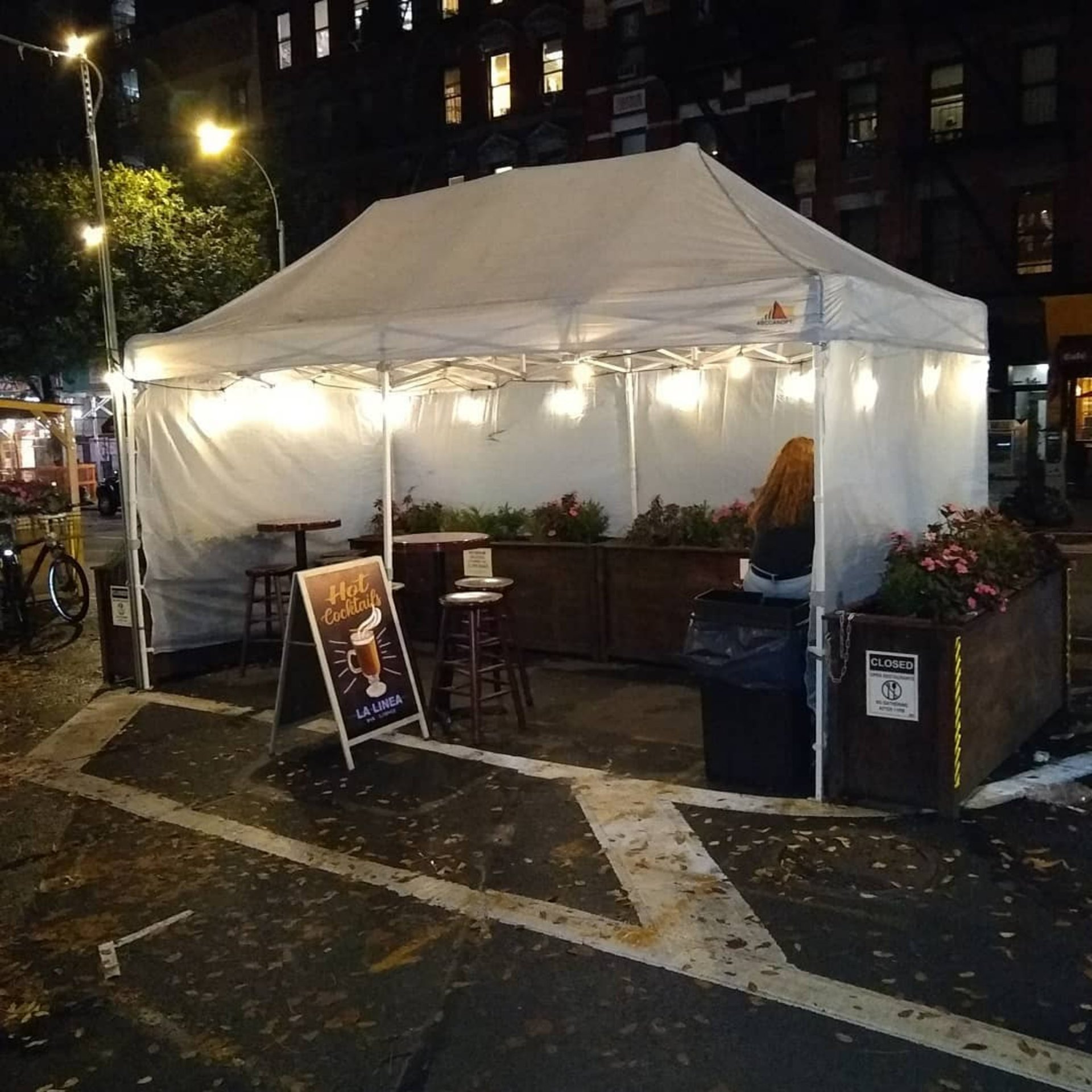 Outdoor Seating at La Linea - Bar / Club in in New York, NY | The Vendry