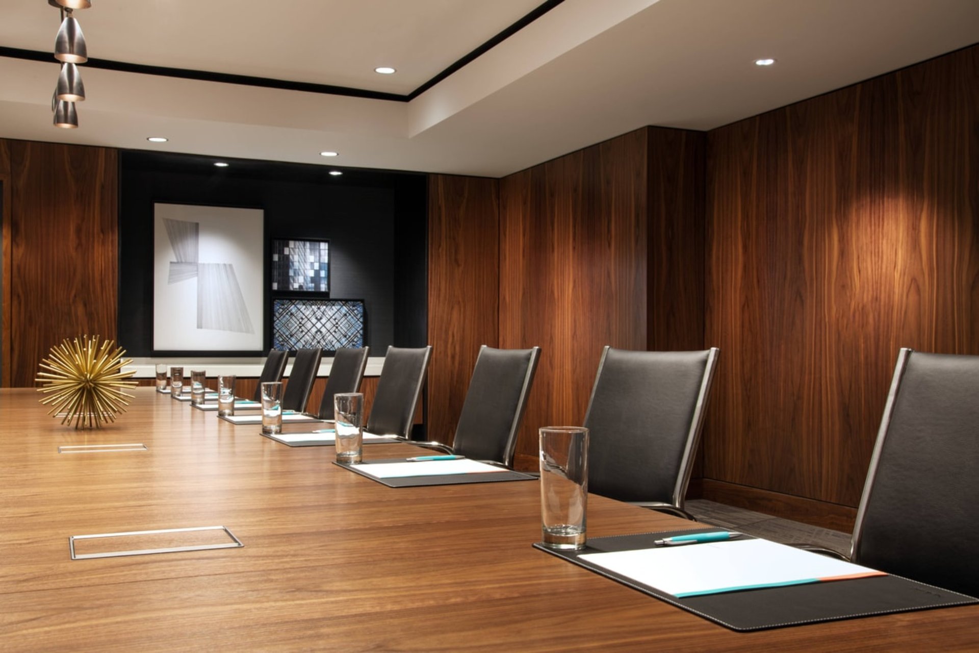 White Oak Boardroom at Le Méridien Houston Downtown - Hotel in in ...