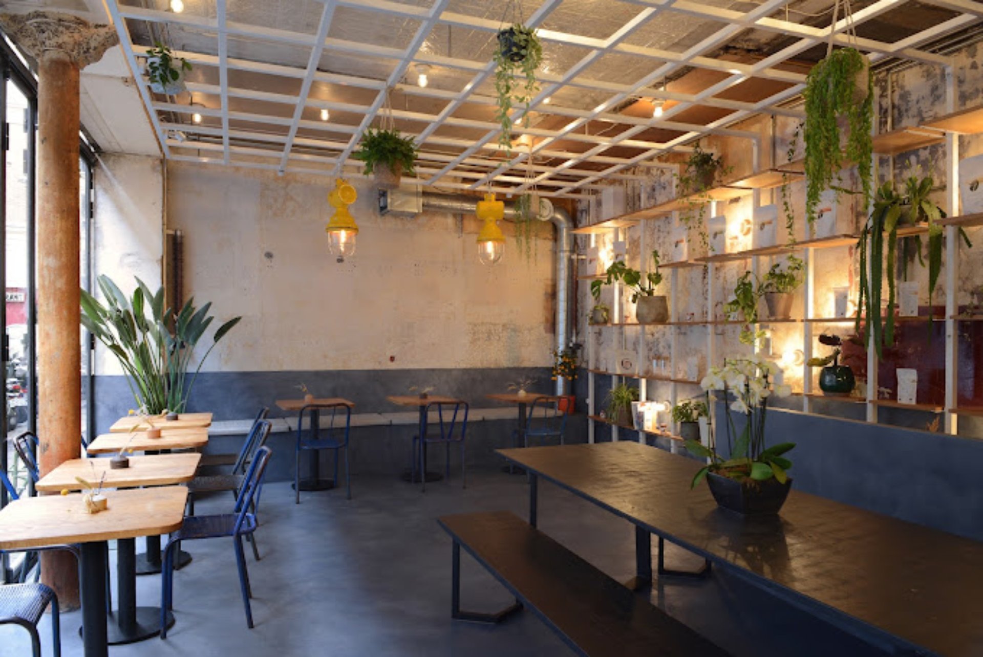 La Main Noire - Cafe Restaurant in Paris, France | The Vendry