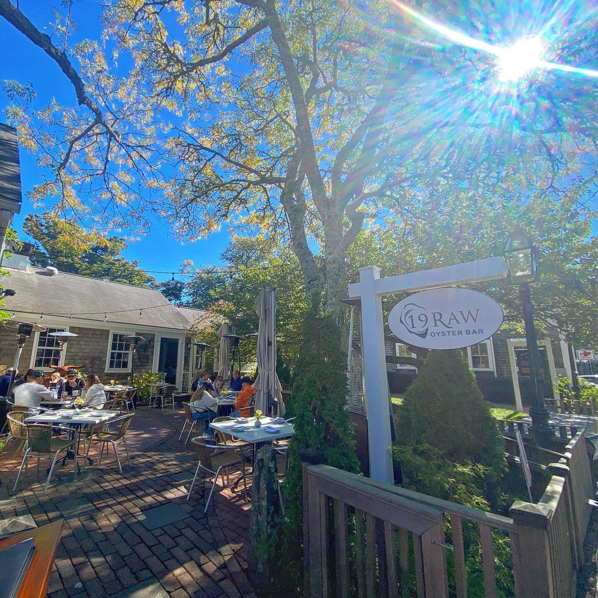 19 Raw Oyster Bar - Seafood Restaurant in Edgartown, MA | The Vendry