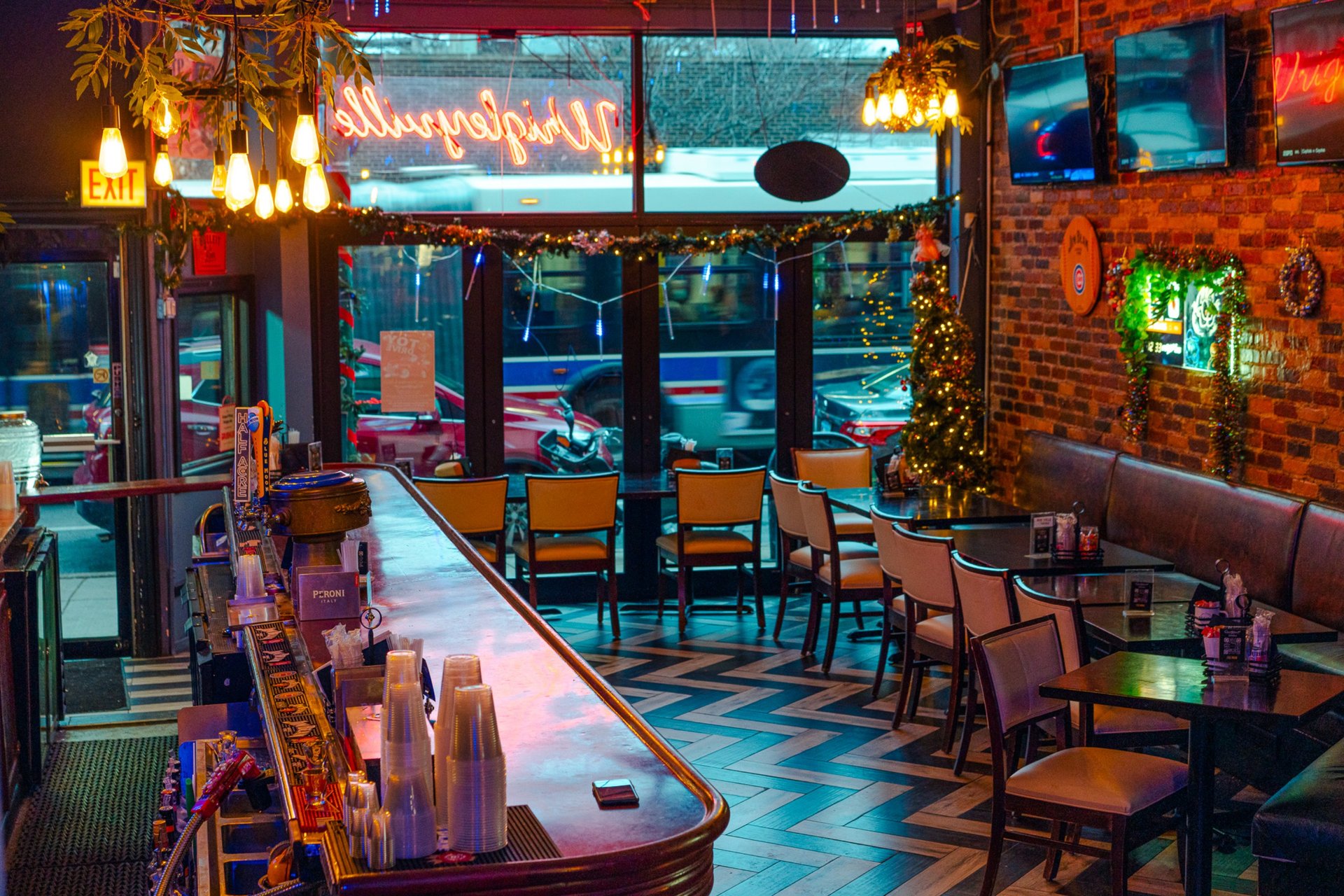 Output Lounge & Sports Bar (Wrigleyville) - Bar / Club in Chicago, IL ...