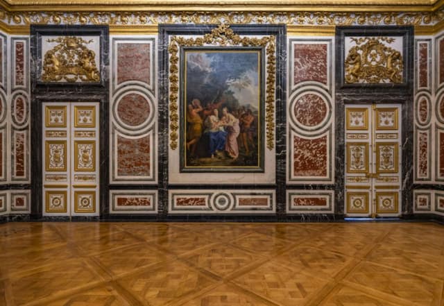 Queen’s Guard Room at Palace of Versailles (Château de Versailles ...